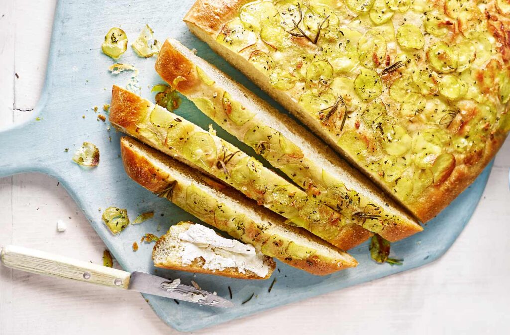 طرز تهیه نان سنتی ایتالیایی فوکاچیا با پنیر، سیب زمینی و زیتون - مجله کوروش