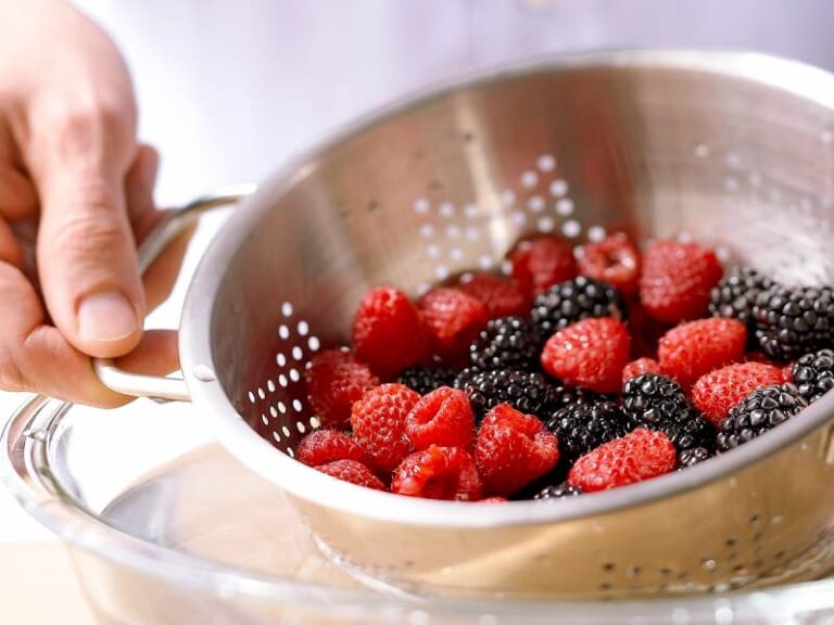 بهترین روش های شستشوی انواع توت تازه و خشک | مجله کوروش