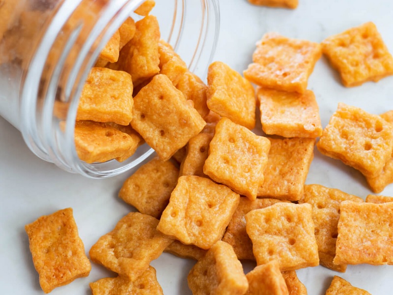 ۲ مدل طرز تهیه کراکر پنیری خوشمزه و مقوی به روش بازاری | مجله کوروش